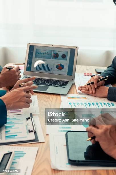 사무실에서의 계획 데이터 연례 보고서 연구 및 예산 전략 회의에서 문서를 사용한 회사 토론 차트 분석 세로 클로즈업 이미지 경영자에 대한 스톡 사진 및 기타 이미지 Istock