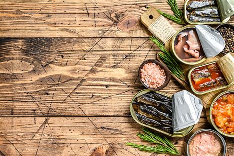 금속 캔에 다양한 통조림 생선과 해산물 나무 배경 맨 위 보기입니다 복사 공간 0명에 대한 스톡 사진 및 기타 이미지 0명 가득 찬 간 내장류 Istock