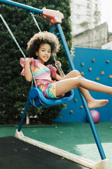 걱정 없는 고요한 공원 그네 그네를 타는 기쁨 나무 낮 녹색 놀이 놀이터 다시 없는 기쁨 레저 레크리에이션 로프 로프 스윙 맑은 공기 모험