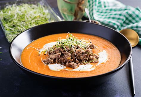 구운 포스와 호박 수프의 맛있는 크림어두운 테이블에 그릇에 쇠고기 다진 고기로 만든 고기 추수 감사절 가을에 대한 스톡 사진 및