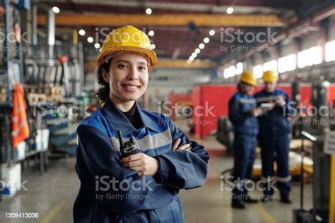 현대 산업 공장 이나 공장에서 젊은 미소 여성 노동자 작업복 및 보호 헬멧 산업에 대한 스톡 사진 및 기타 이미지 산업
