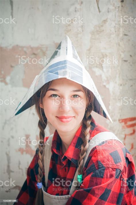 신문 모자에 젊은 아름 다운 여자의 초상화입니다 수리 가정 개념입니다 가까운에 대한 스톡 사진 및 기타 이미지 가까운 가정 생활 감정 Istock