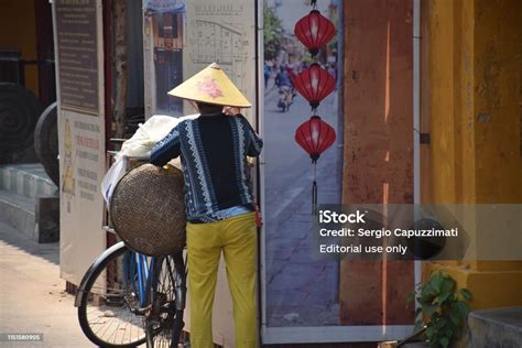 호이안 올드 타운 거리의 전형적인 원뿔형 모자를 사용 하는 베트남 여성 동남 아시아 무역 항구의 잘 보존 된 예 25 센트에 대한 스톡 사진 및 기타 이미지 Istock