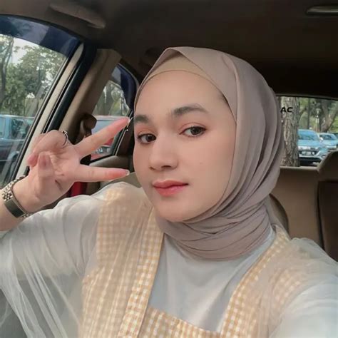 Wanita Ini Mendadak Jadi Seleb Usai Menikah Dengan Artis Makin Terkenal Hot Liputan Com