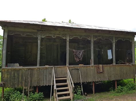 დაცლილი სამოთხე და ულამაზესი სოფლის სახლები ამბროლაურის ხმა