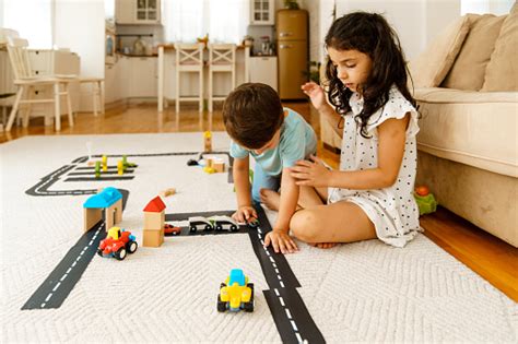 자동차와 함께 교통 놀이를 하고 교통 규칙에 대해 배우는 아이들 2 3 살에 대한 스톡 사진 및 기타 이미지 2 3 살 2명 6 7 살 Istock