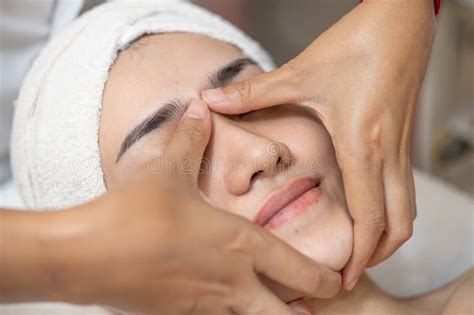 Beauty Women Facial Hand Finger Press Message In Spa Face Skin
