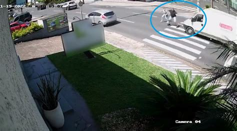 VÍdeo Câmera De Monitoramento Flagra Momento Que Pai E Filha São Atropelados Em Sc Homem