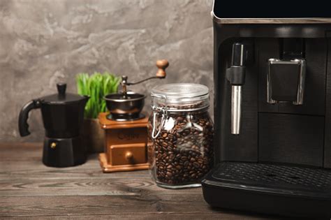 주방 내부에 컵이 있는 현대적인 에스프레소 커피 머신 신선한 커피를 만드는 기계 커피 하우스 개념입니다 텍스트를 위한 위치입니다 복사할 장소 부엌에 대한 스톡 사진 및 기타