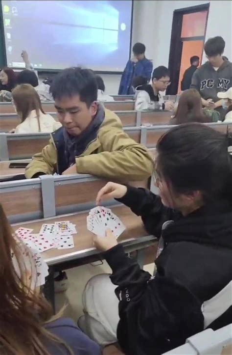 大学生参加“斗地主”比赛可挣学分，网友直呼羡慕，校方：还有证书和物质奖励 视频 参赛 进行