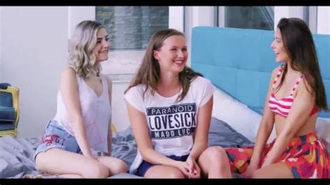 The Day She Discovered Her Friend Is A Lesbian Scrolller