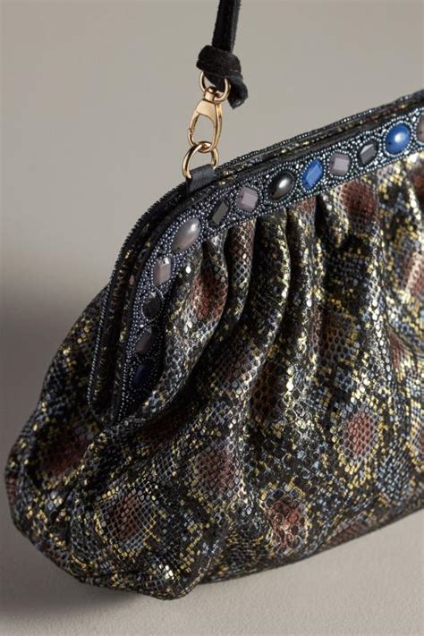 Llani 스네이크 프레임 클러치 앤트로폴로지 한국 공식 스토어 유니크한 여성 패션 및 라이프스타일 편집샵 200개이상의 프리미엄 브랜드 여성 의류 액세서리 홈