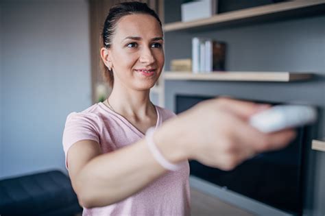 에어컨 시스템을 활성화하기 위해 리모컨을 들고 있는 여성 에어컨에 대한 스톡 사진 및 기타 이미지 에어컨 제어 가정 생활 Istock