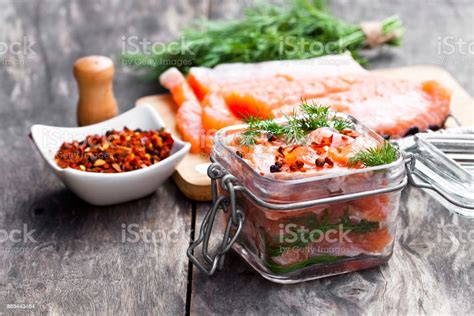 나무 배경에서 유리 항아리에 허브와 소금에 절인된 연어 고수씨에 대한 스톡 사진 및 기타 이미지 고수씨 그릇 단면도 Istock