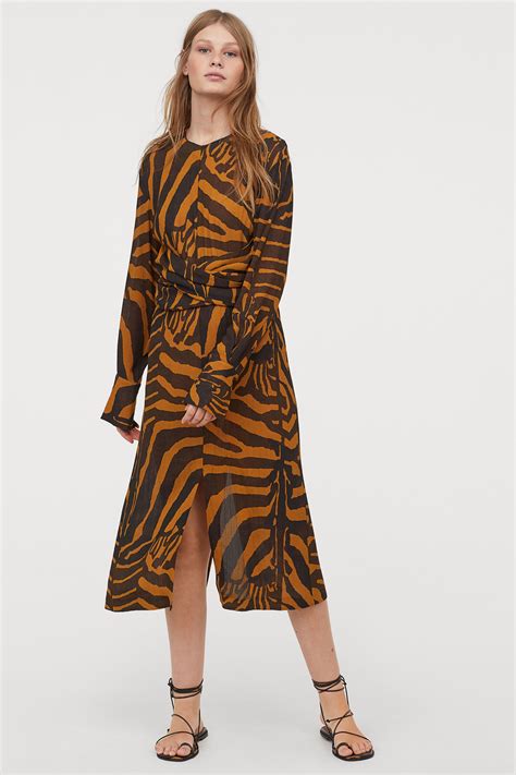 Zebra-striped Dress | Платье в полоску, Платья, Сезоны