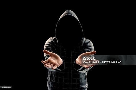 후드에 있는 남성의 실루엣 검은 배경에 얼굴이 보이지 않으며 카메라의 손바닥을 보여줍니다 범죄자의 개념은 시크릿 시크릿 비밀 익명성이 부여 됩니다 구별하기 힘든에 대한 스톡