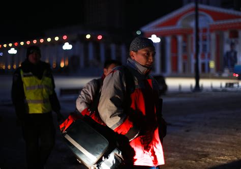 Суулт хийж буй иргэдэд хоёр цаг тутам эрүүл мэндийн үзлэг хийж байна