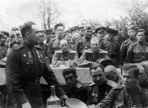 Начальник политотдела 18 й армии полковник Л И Брежнев выступает на партийном собрании