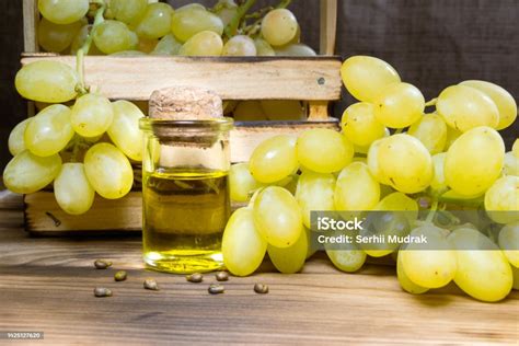 작은 빈티지 병에 포도 기름 씨앗 녹색 조각과 차가운 프레스 유기 에센셜 오일 팅크 추출물 나무 소박한 배경 근접 촬영에 주입 포도 씨앗의 힙 0명에 대한 스톡 사진 및