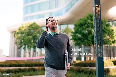 웃는 사업가 걷고 현대식 건물 앞에서 전화 통화를 하는 모습 40 49세에 대한 스톡 사진 및 기타 이미지 40 49세 건물 외관 건축 Istock