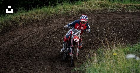 빨간색과 흰색 모터 크로스 정장을 입은 남자 승마 모터 크로스 먼지 자전거 사진 Unsplash의 무료 모터 크로스 이미지