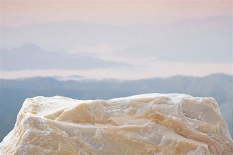 야외 산 파스텔 색 장면 자연 풍경이 있는 돌 연단 테이블 상용은 일출 흐림 배경입니다 자연 미용 화장품 또는 건강 제품 배치 프레젠테이션 받침대 디스플레이 강단에 대한