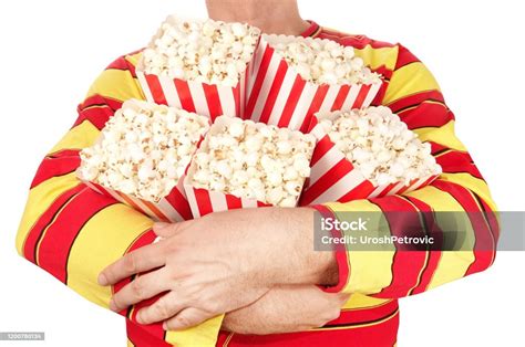 빨간색과 흰색 줄무늬 골판지 상자에 팝콘을 들고 있는 손 가득 찬에 대한 스톡 사진 및 기타 이미지 가득 찬 가방 남자 Istock
