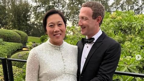New Year Mark Zuckerberg Shares Photo With Pregnant Wife Says Love