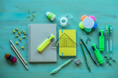 녹색 나무 배경에 학교 용품이있는 학교 개념으로 돌아 가기 0명에 대한 스톡 사진 및 기타 이미지 0명 개체 그룹 교육 Istock