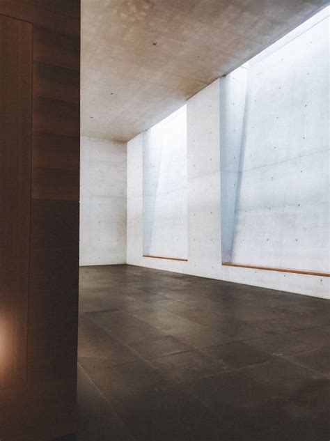 높은 창문이 있는 미니멀리스트 빈 모던 인테리어 · 무료 스톡 사진