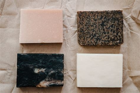 바디 케어의 유기농 천연 화장품 세트 브라운 크래프트 페이퍼에 향기로운 수제 스파 비누 바 비누 만들기 스파 스킨 케어 컨셉 텍스트 및 광고를 위한 장소입니다 평평한 평신도