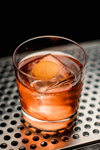 바 카운터의 강철 표면에 음료와 얼음 큐브유리 클로즈업 0명에 대한 스톡 사진 및 기타 이미지 0명 가득 찬 각얼음 Istock