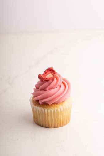 흰색 배경에 격리된 딸기 크림을 곁들인 바닐라 컵케이크의 수직 샷 0명에 대한 스톡 사진 및 기타 이미지 0명 건조한 단일 객체 Istock