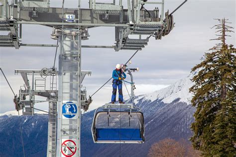 스키 리조트 푸른 하늘 배경에 케이블웨이 스노우 보더는 산중등 정비사 조정 장비를 등반 강사에 대한 스톡 사진 및 기타 이미지 Istock