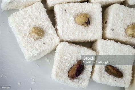 헤 즐 넛 터키어 기쁨 기쁨 터키어 기쁨 유명한 코코넛 터키 Lokum 사진에 헤 즐 넛을 먹고 새 해를 입력 0명에 대한 스톡 사진 및 기타 이미지 Istock