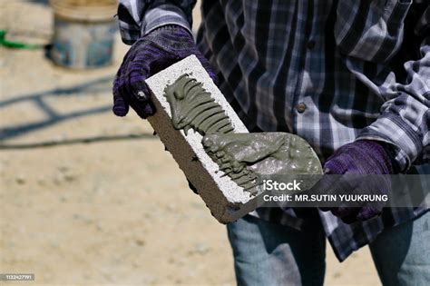 건설 기술자는 경량 벽돌로 벽돌 벽을 건설 하 고 있습니다 거친에 대한 스톡 사진 및 기타 이미지 거친 건축물 건축자재 Istock