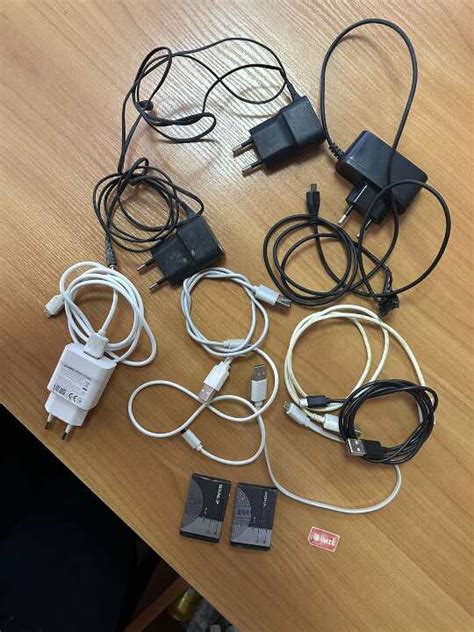 Чотири зарядних пристрої чотири Usb кабелі дві батареї живлення до мобільного телефону та сім