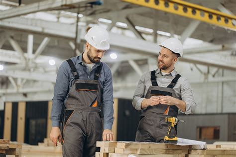 공장에서 모듈러 건물 프로젝트 계획을 논의하는 엔지니어들 2명에 대한 스톡 사진 및 기타 이미지 2명 30 34세 개발 Istock