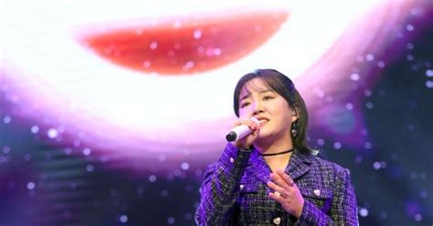 [포토]멋진 무대로 축하하는 가수 윤하