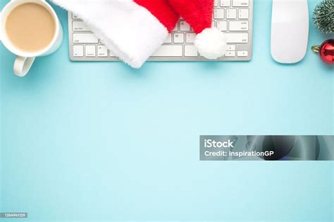 카피 스페이스와 고립 된 파스텔 블루 배경에 뜨거운 마시는 소나무 장난감과 빨간 크리스마스 트리 공의 키보드 컴퓨터 마우스 컵
