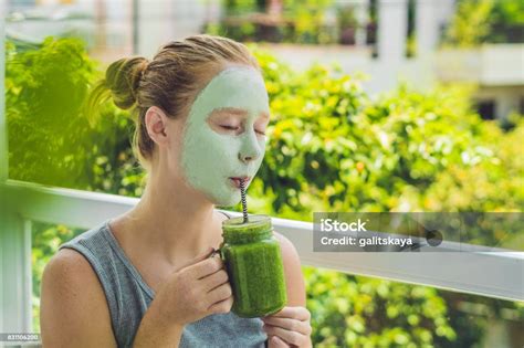 스파 여자 얼굴 그린 클레이 마스크를 적용입니다 미용 치료입니다 바나나와 시금치 참 깨의 마음으로 신선한 녹색 스무디 건강 한 날 음식 개념에 대 한 사랑 데 톡 스 개념