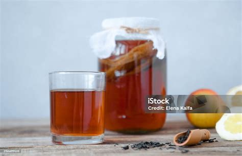 유리병에 담긴 수제 발효 콤부차 차와 나무와 회색 배경의 유리 컵 Kombucha에 대한 스톡 사진 및 기타 이미지 Kombucha 갈색 건강한 생활방식 Istock