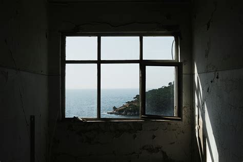 건축 경치 경치가 좋은 고립된 고요한 고요함 금이 간 벽 낡은 늙은 닳은 대기의 러스틱 명상 적 미니멀
