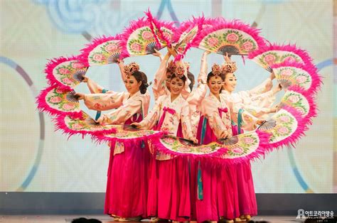 몸저생사 스토리 롯데월드 설날 특집 우리공연 부채춤 설장구 패션 모델 강강술래 춤