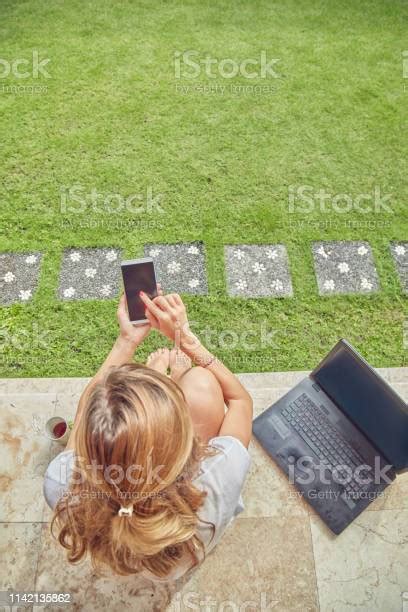 홈 파우치에 스마트 폰 커피차와 노트북을 가진 프리랜서 소녀 가정 생활에 대한 스톡 사진 및 기타 이미지 가정 생활 여자 한 명의 여자만 Istock