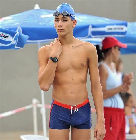 Парни в плавках стояк 94 фото