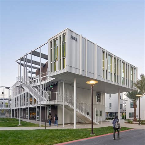 Loha Tops Mlk1101 Housing In Los Angeles With Sloped Green Roof
