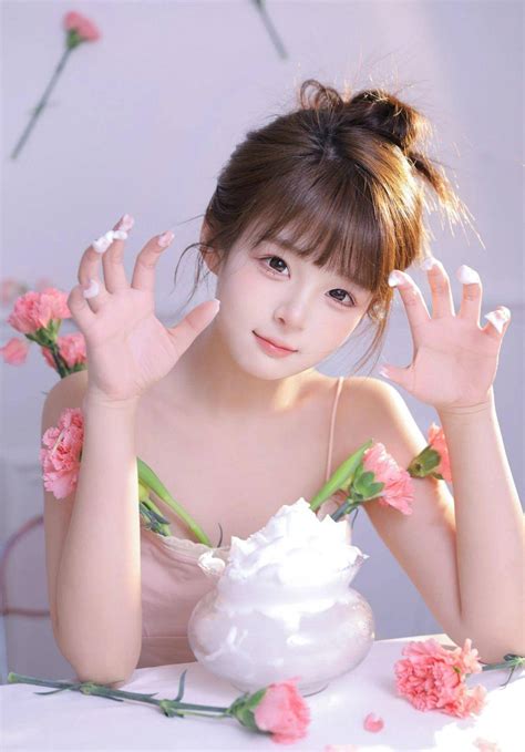甜美少女身穿粉色吊带 扎个小丸子头甜美可爱 搜狐大视野 搜狐新闻
