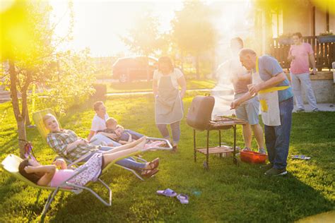 큰 행복 한 가족 뒤뜰에 앉아 할아버지 즐기는 그들을 위해 바베 큐를 하 고 있습니다 자연에서 여름 날입니다 굽기에 대한 스톡 사진 및 기타 이미지 Istock