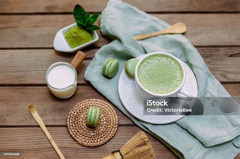 녹색 말차 라떼 음료 와 액세서리 일본 다도 컨셉 차샤쿠 숟가락과 차센 대나무 거품기로 말차 양조 녹색에 대한 스톡 사진 및 기타 이미지 Istock